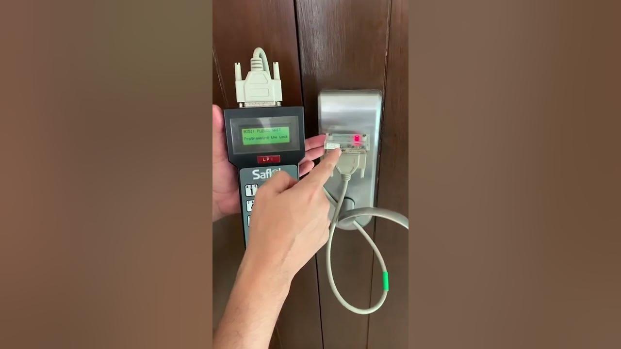 Saflok - Program Lock to Door Lock - YouTube