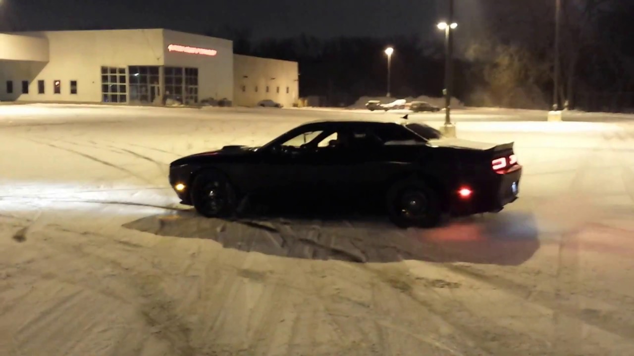 Dodge challenger rt shaker playing on the snow - YouTube