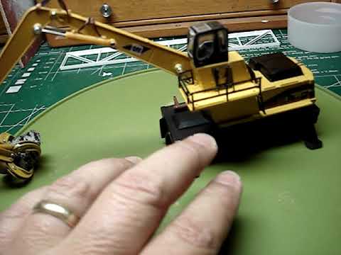 1:87 / HO Caterpillar Material Handler / Pierce Pacific wheeled carrier ...