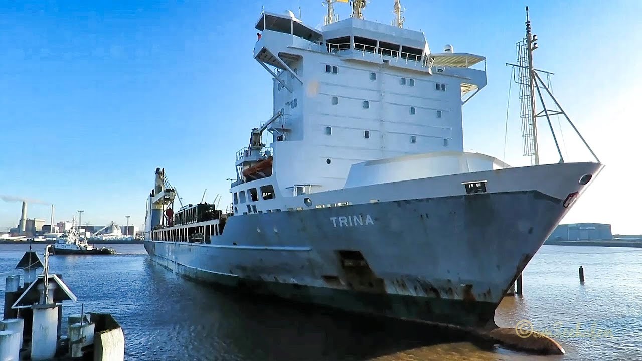 Schleusung Seeschiff TRINA & Schlepper geared cargo seaship & tug Emden ...