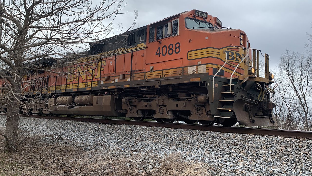 BNSF 4088 & 7827 leads intermodal train on csx track in Gastonia Nc - YouTube