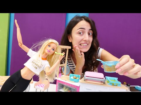Barbie videoları. Barbie ses yarışmasına hazırlanırken sesi kısılıyor. Sevcan ile Barbie oyunları
