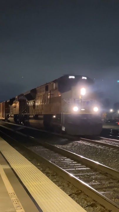 UP 3058 leads a Manifest through Hammond Whitening IN - YouTube