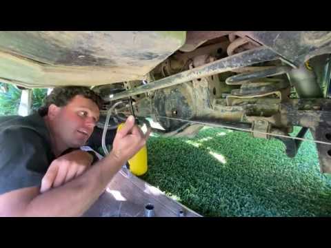 80 series rear diff oil check and hand pump review - YouTube