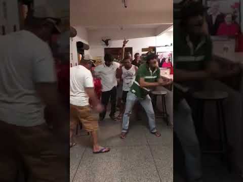 Bêbados dançando no bar