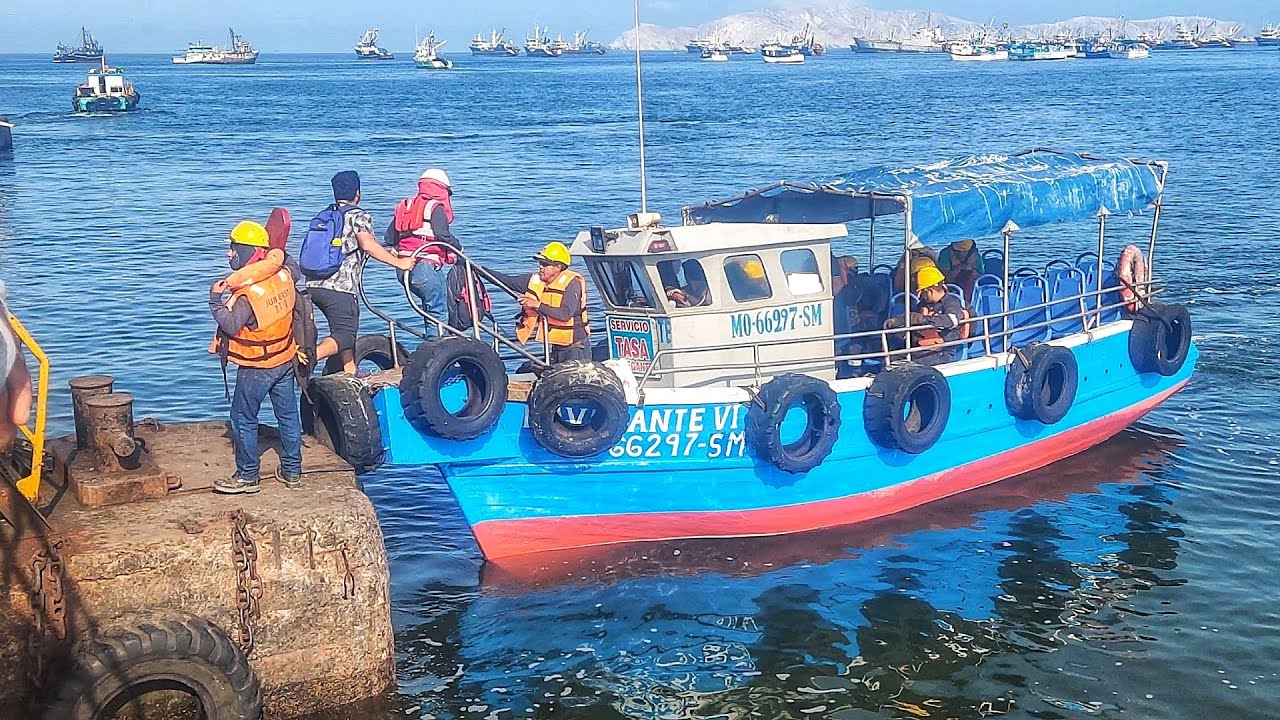Embarcando personal a la lancha desde el muelle municipal en Chimbote ...