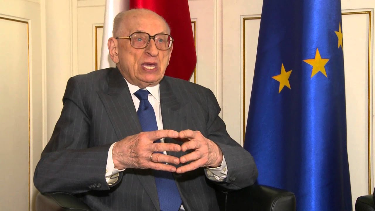 Prof. Władysław Bartoszewski głosuje na Pawła Zalewskiego - YouTube