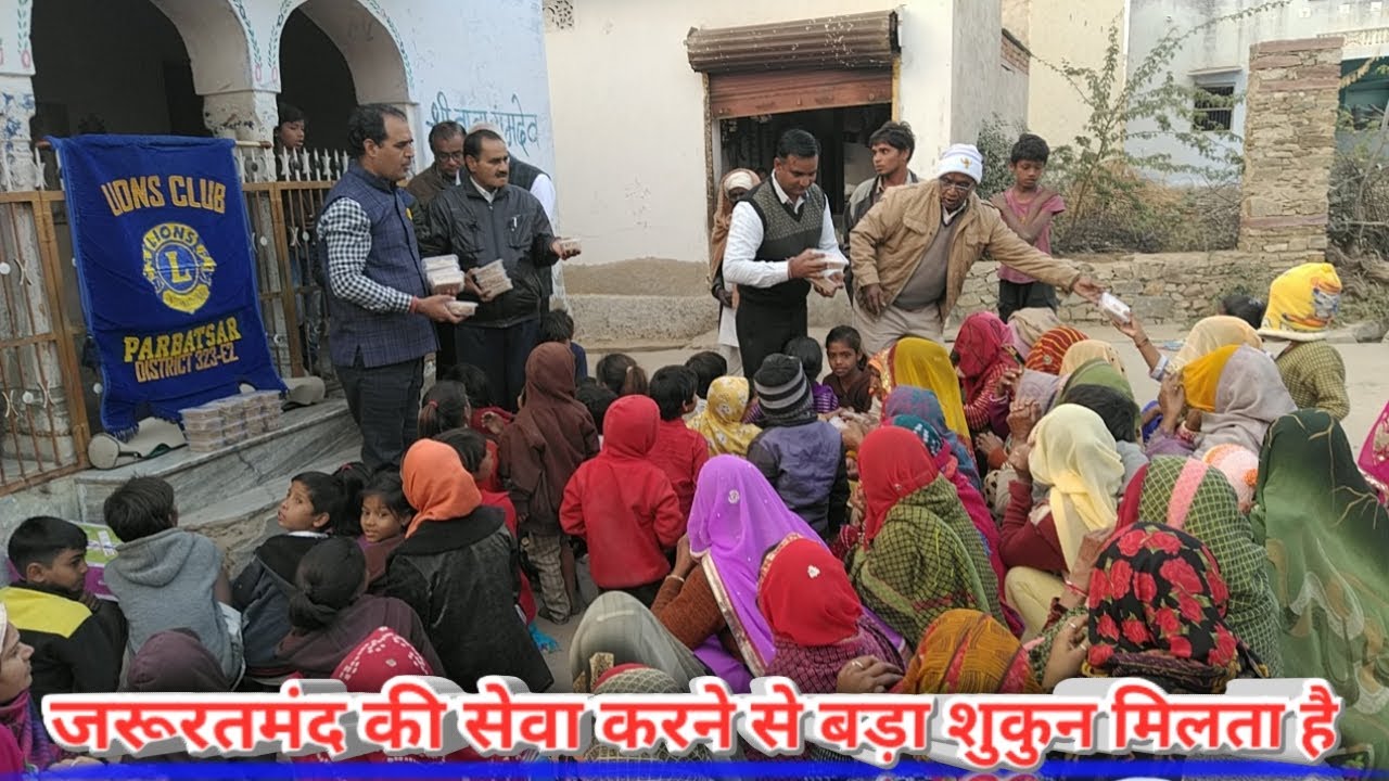एक छोटी सी कोशिश इनके चेहरे पर मुस्कान लाने हेतु। poor people । garib ...