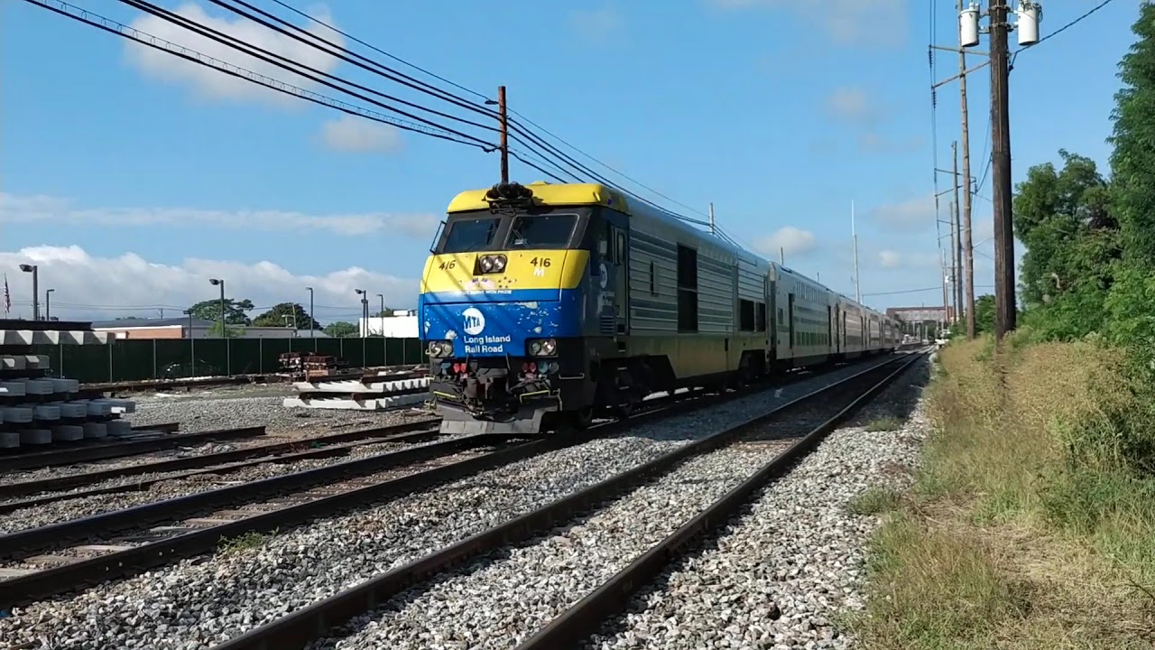 LIRR DE30AC 416 flys through Bay shore as an Express train to Montauk with 5005 trailing - YouTube
