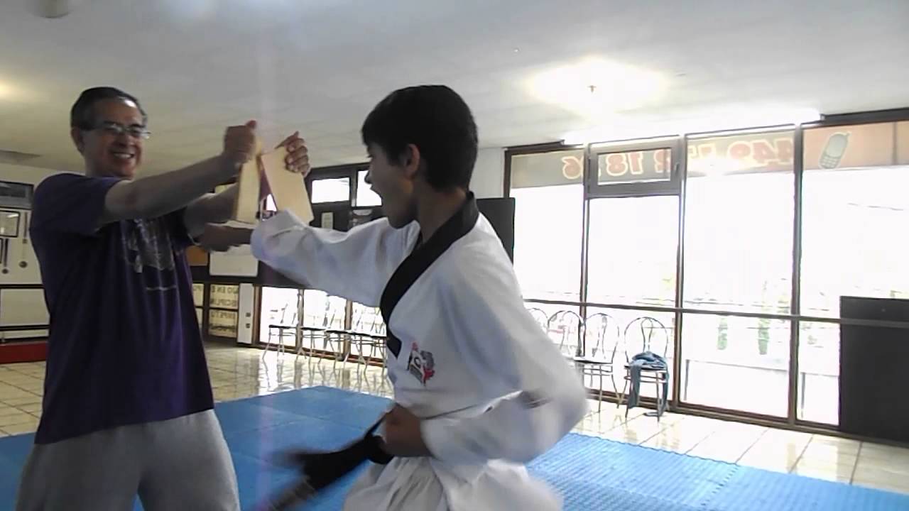 Rompimiento de tabla con el puño taekwondo - YouTube