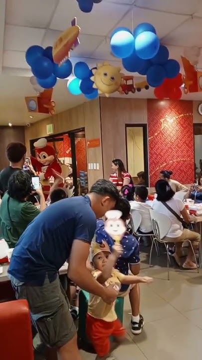 Iba ang saya sa Jollibee, Nag enjoy mga bata - YouTube