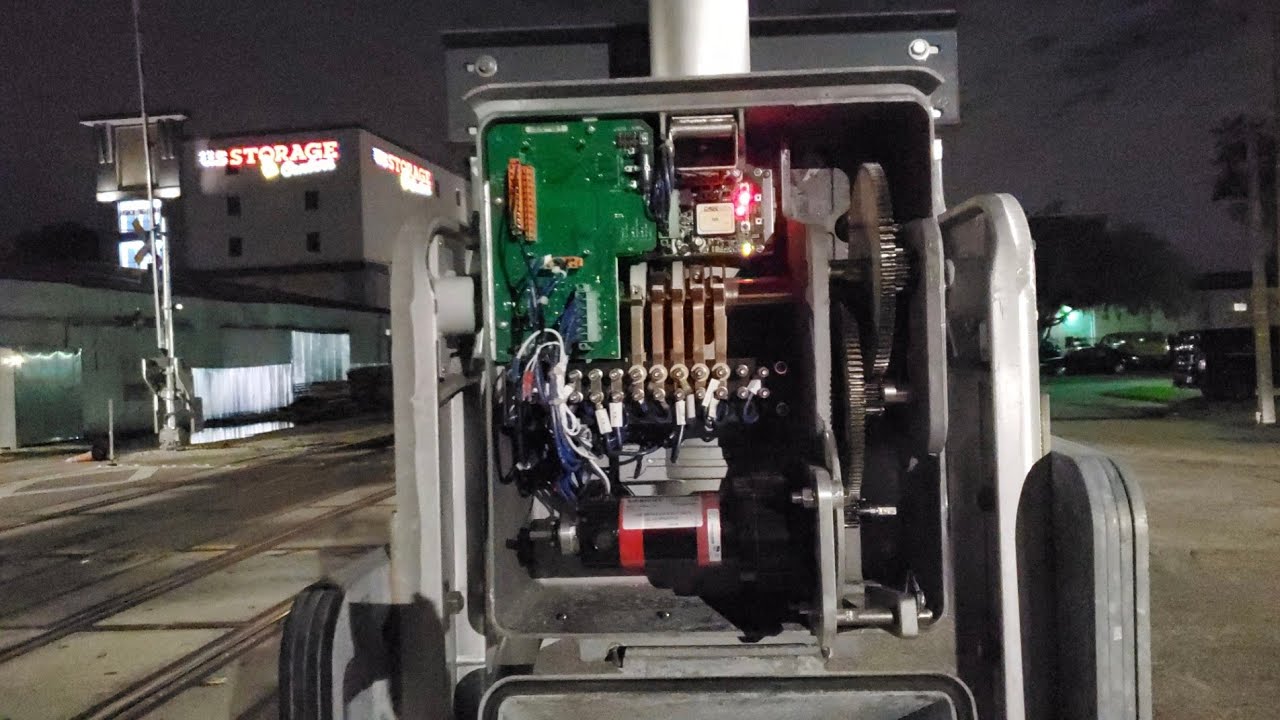 Open Siemens Gate Mechanism in Orlando, FL 11-24-21 - YouTube