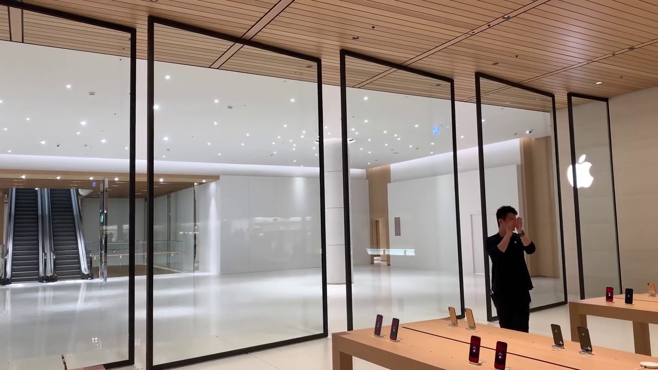 Apple Store 信義 A13 地下室玻璃門，超炫旋轉開啟。 - YouTube