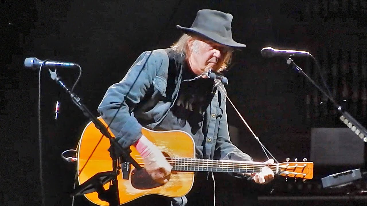 Neil Young - Heart of Gold - Milwaukee 2015 Live in Concert with ...