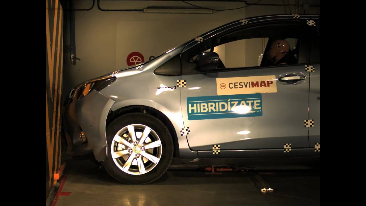 Toyota Yaris Híbrido - Crash test delantero 15 km/h - YouTube