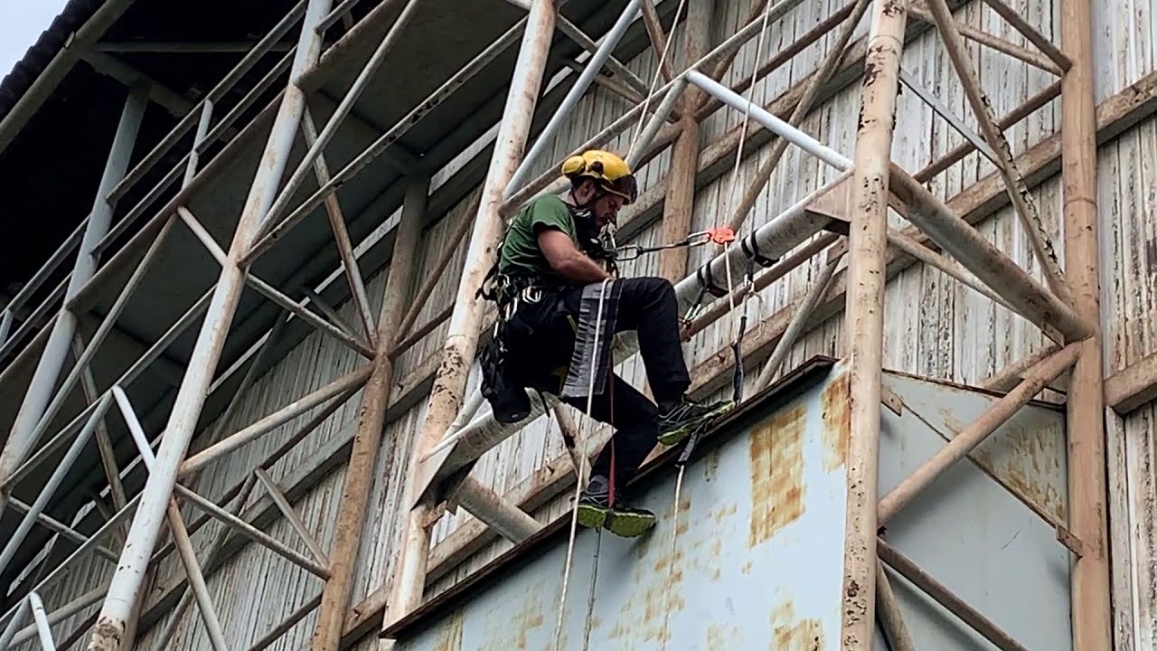 PASSING MID ROPE PROTECTION ASCENT - YouTube