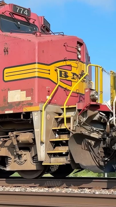 BNSF Warbonnet trailing on BNSF Manifest train! #bnsftrains #bnsfrailway #bnsf - YouTube