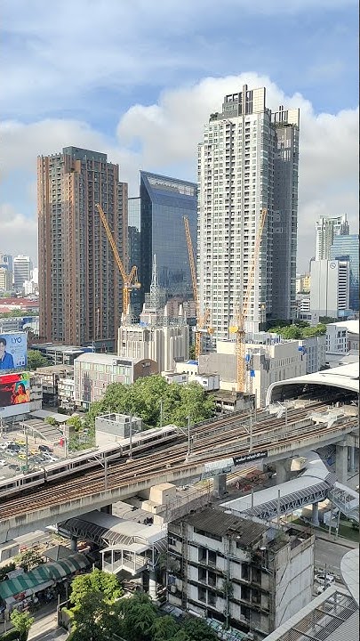 SHORT: The local train greetings the Airport Rail Link at Makkasan ...