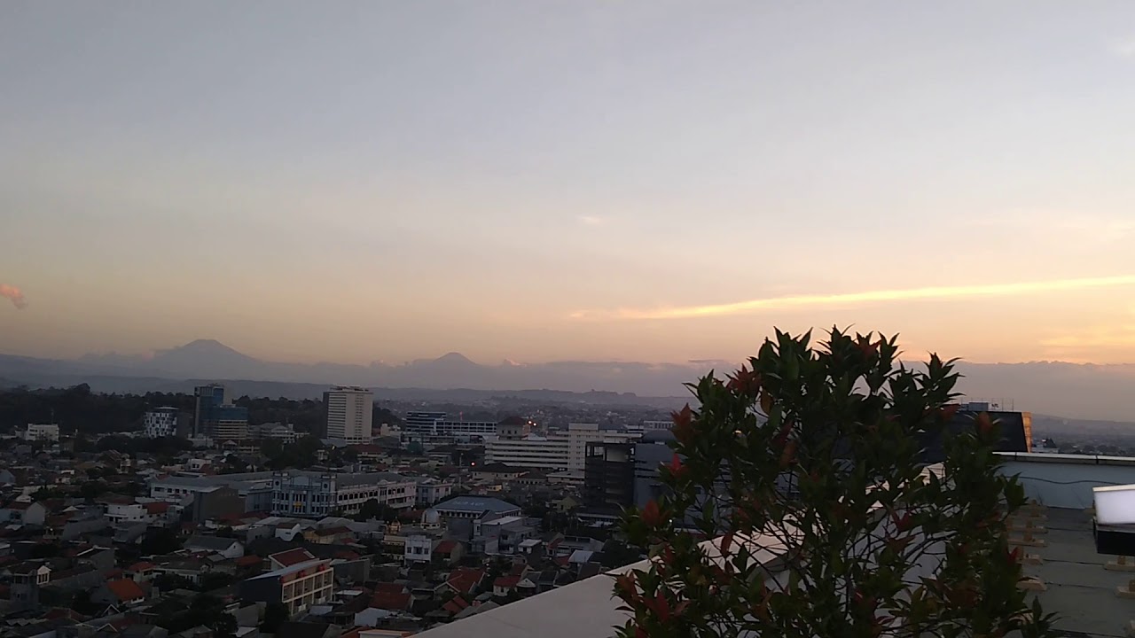 Pemandangan indah kota Semarang sore hari, dilihat dari hotel Gumaya ...