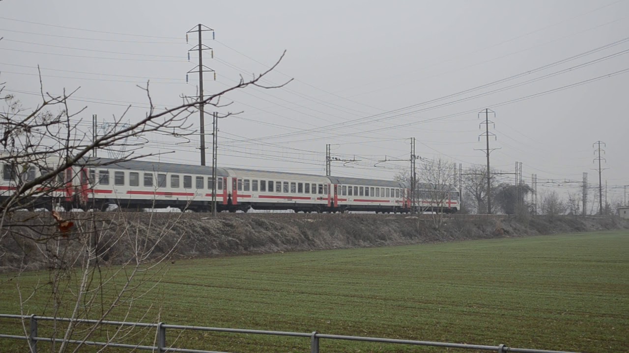 Intercity 666 con E402 in livrea IC Sun in spinta in arrivo a Voghera ...