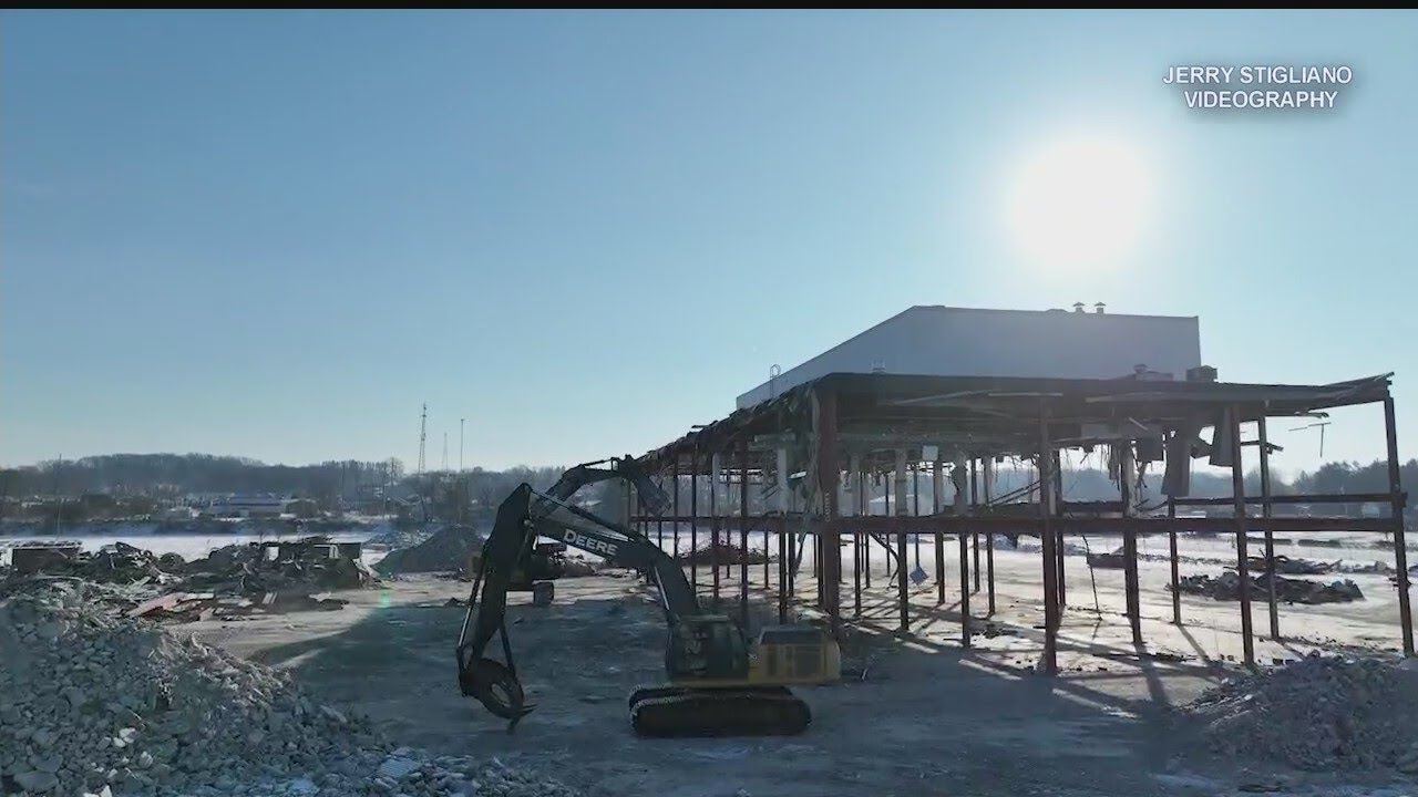 Crews continue progress on Shenango Valley Mall demolition - YouTube