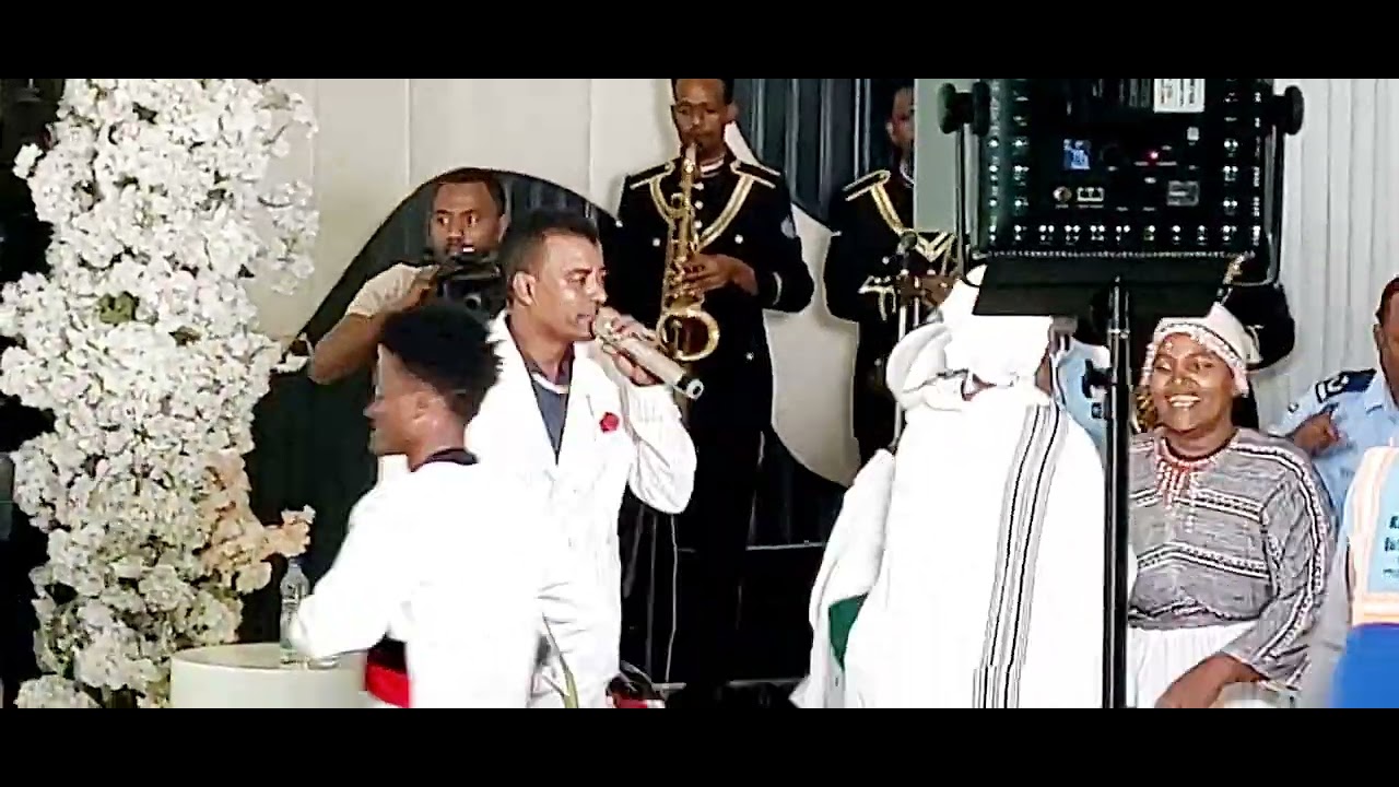 Sisaay Gammachuu Woltajji irraatti Live Sirba Bareeda - YouTube