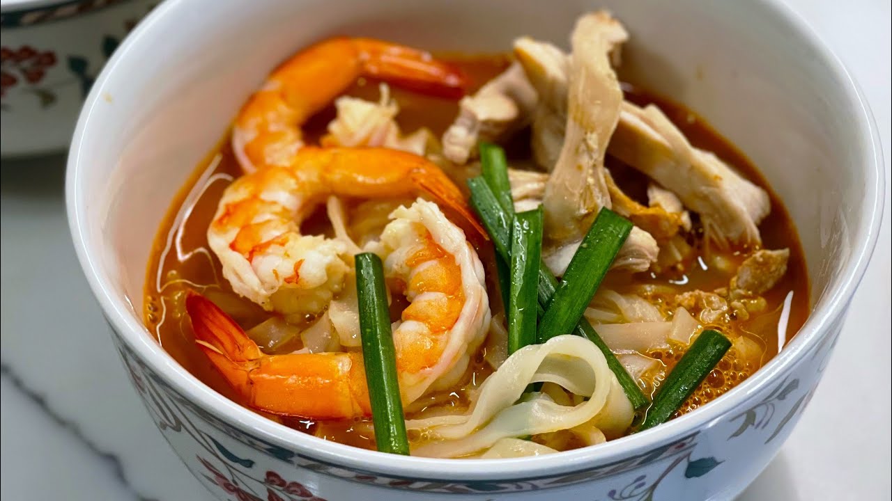 Ipoh Kai Si Hor Fun with a rich and flavorful prawn broth - YouTube