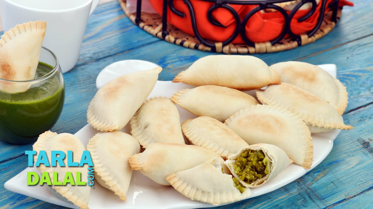 बेक्ड घुघरा (Baked Ghughra, Green Peas Baked Ghughra) by Tarla Dalal ...