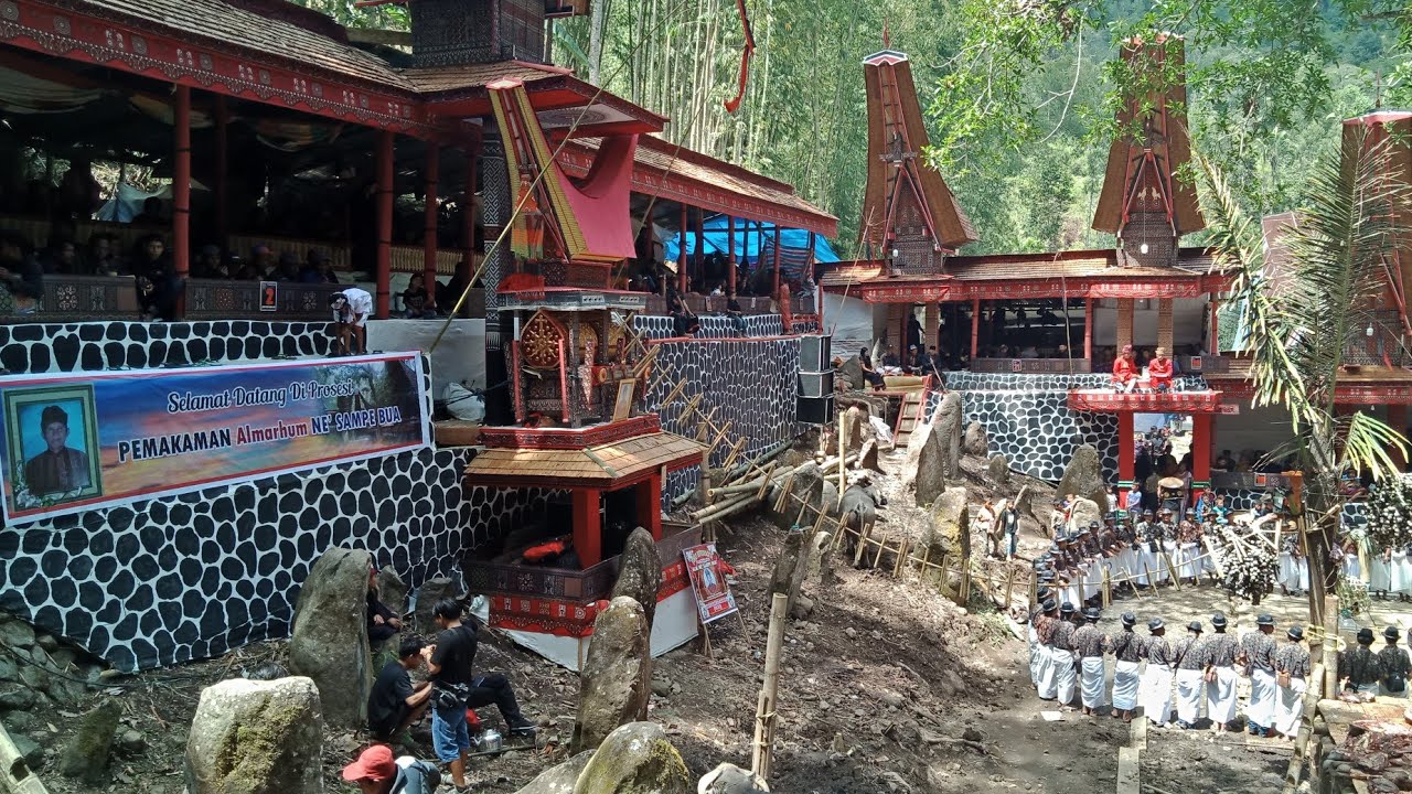 Prosesi Rambu Solo'di di Alm. Ne' Sampe Bua, Ponglu', Buntu Pepasan ...