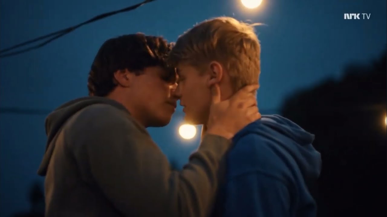 Mathias and Erik KISS SCENE - RYKTER - YouTube