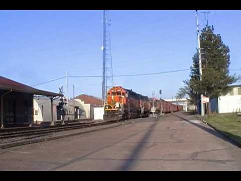 BNSF 3182, Local Train Leading - YouTube