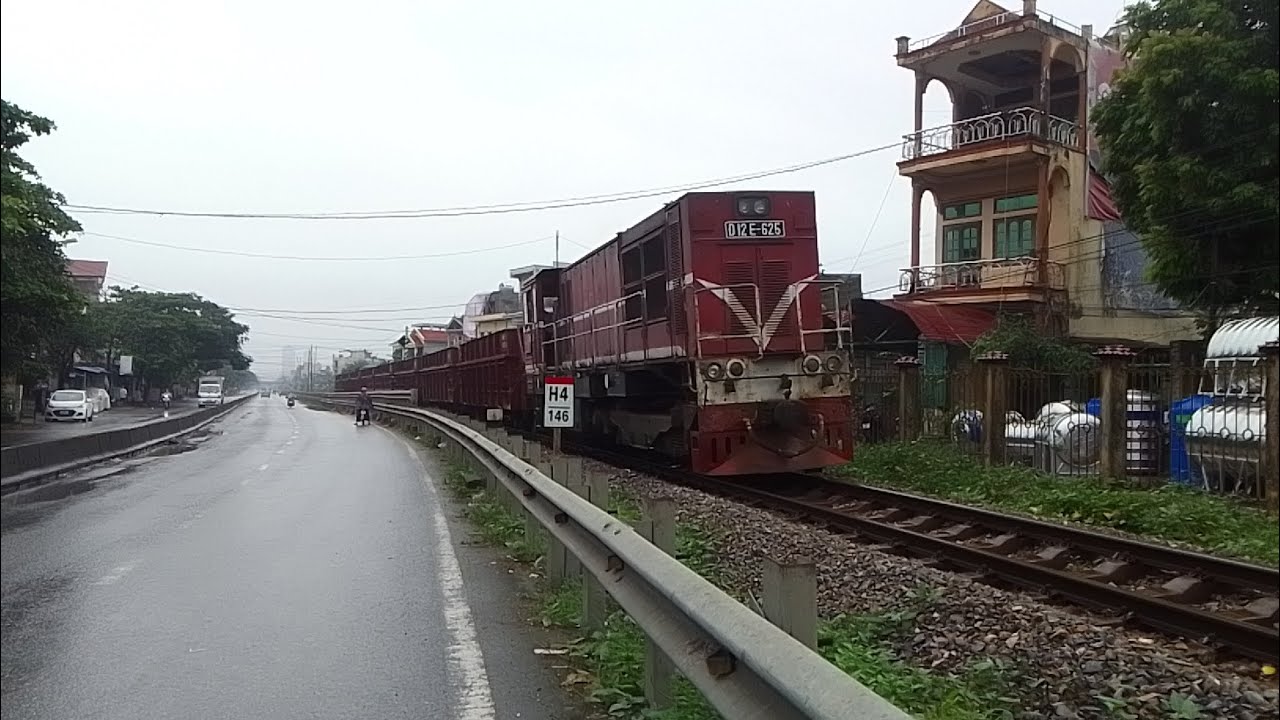 [1259] D12E-625: Chuyến tàu công trình HC9360 xả đá khu gian Nam Định ...
