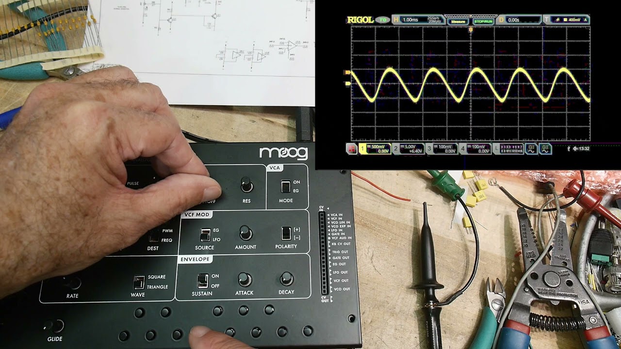 #1218 MOOG Werkstatt Analog Synthesizer (waveforms on oscilloscope ...