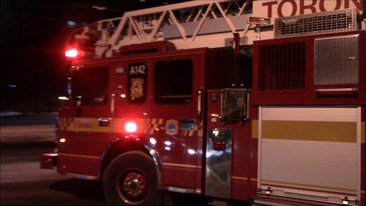 Toronto Fire Services Aerial 142,District Chief 14 Responding - YouTube