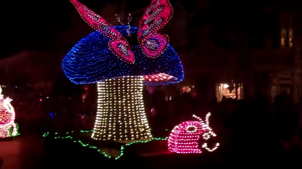 Poppy and Lydia Main Street Electrical Parade - YouTube