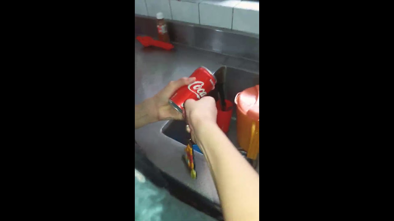 Coca cola explota😂 - YouTube