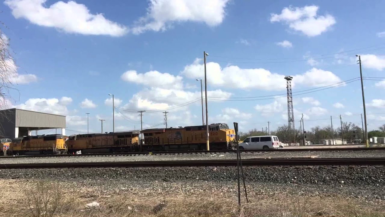 UP 8210 Meet UP 4501 Houston,Tx - YouTube