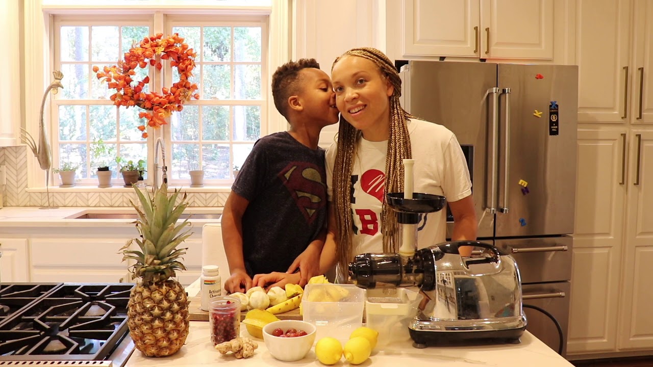 Chef Mommy juices charcoal lemonade for stomach bug - YouTube
