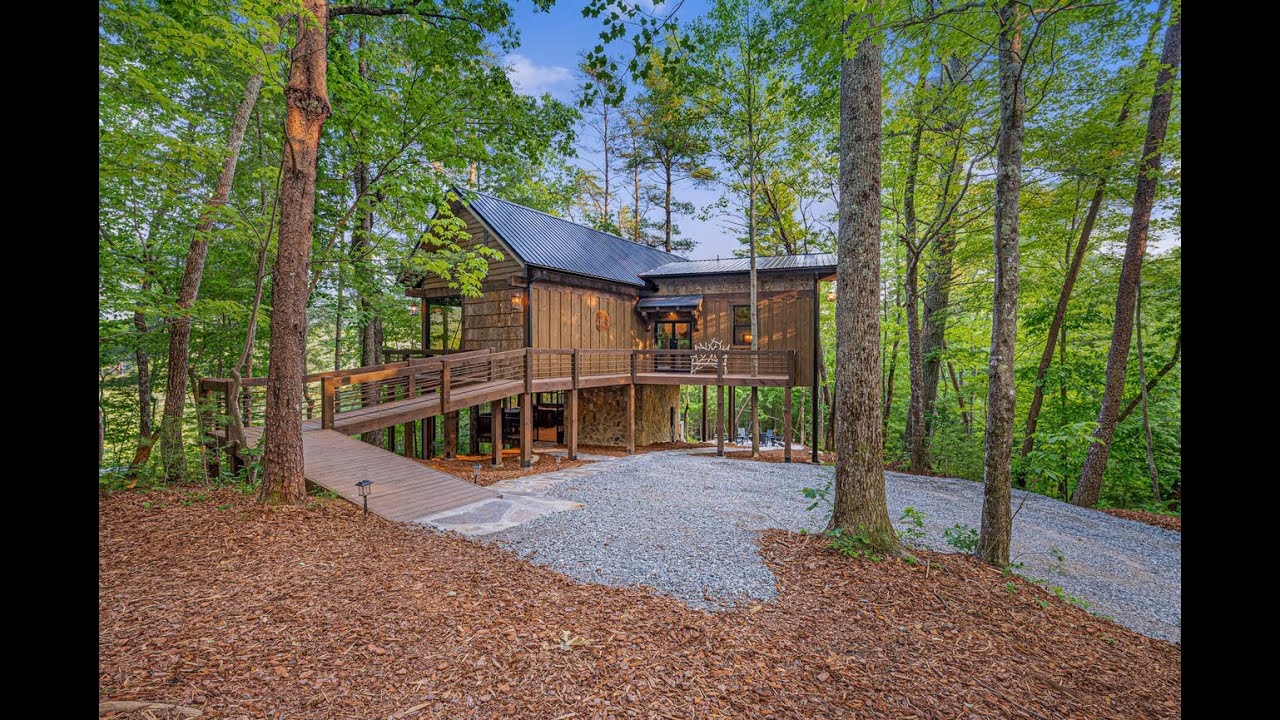 Luxury Treehouse Tour on a Hidden Lake | Hidden Lake Lookout Treehouse ...