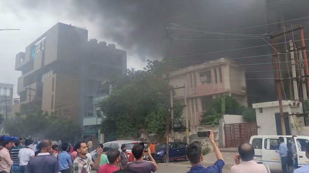 Fire incident Noida sector 3 - YouTube