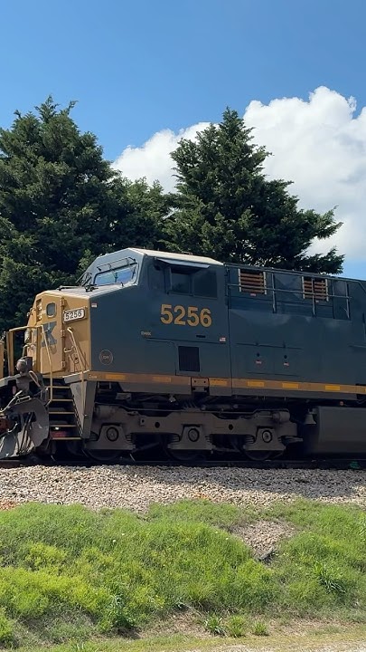 CSX 5256 leads intermodal train through palmetto - YouTube