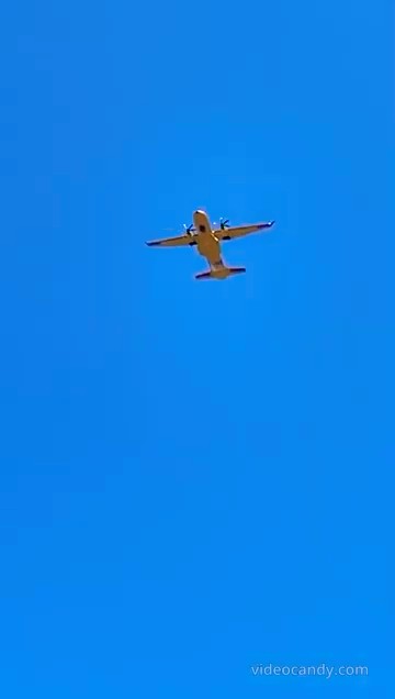 Big plane flying in sky #sky #plane #planespotting - YouTube