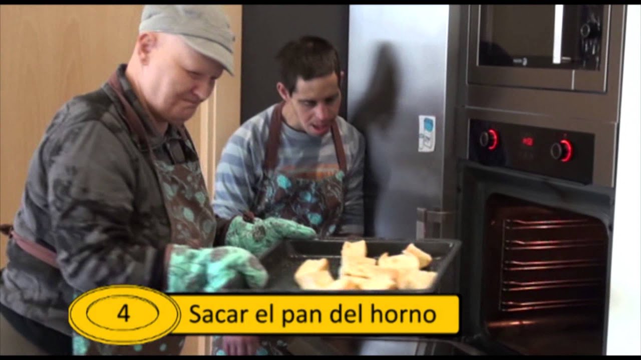 Pan tumaca (pa amb tomàquet) - YouTube