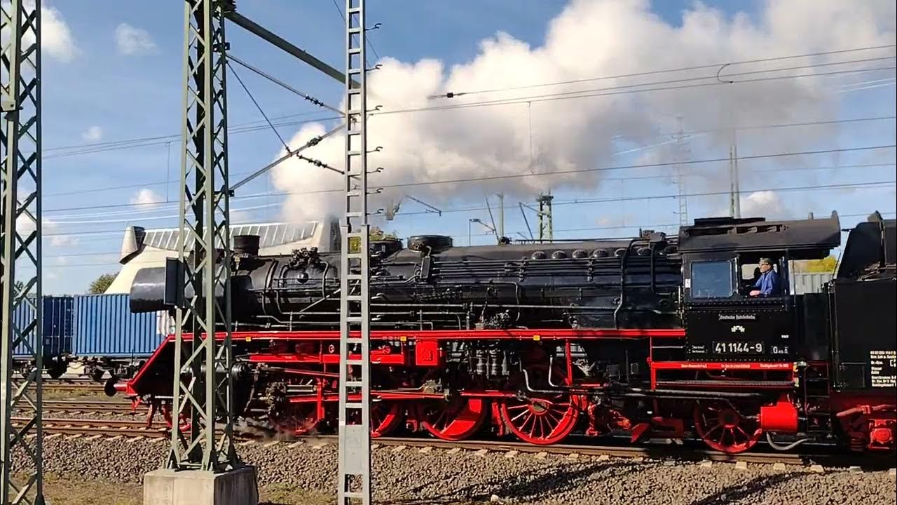 BR 41 1144 beim Rangieren in Magdeburg Hauptbahnhof Dampflok DR - YouTube