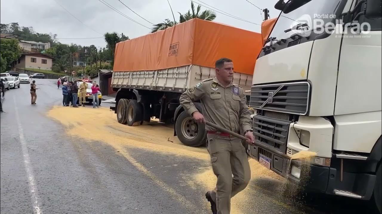 Caminhão desce rua desgovernado e atinge veículo estacionado - YouTube