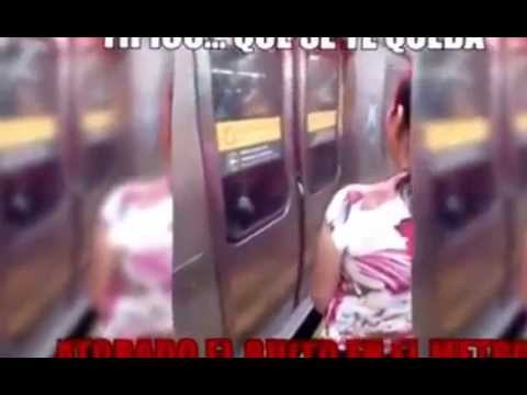 Típico, se te queda atorado el bulto en el metro