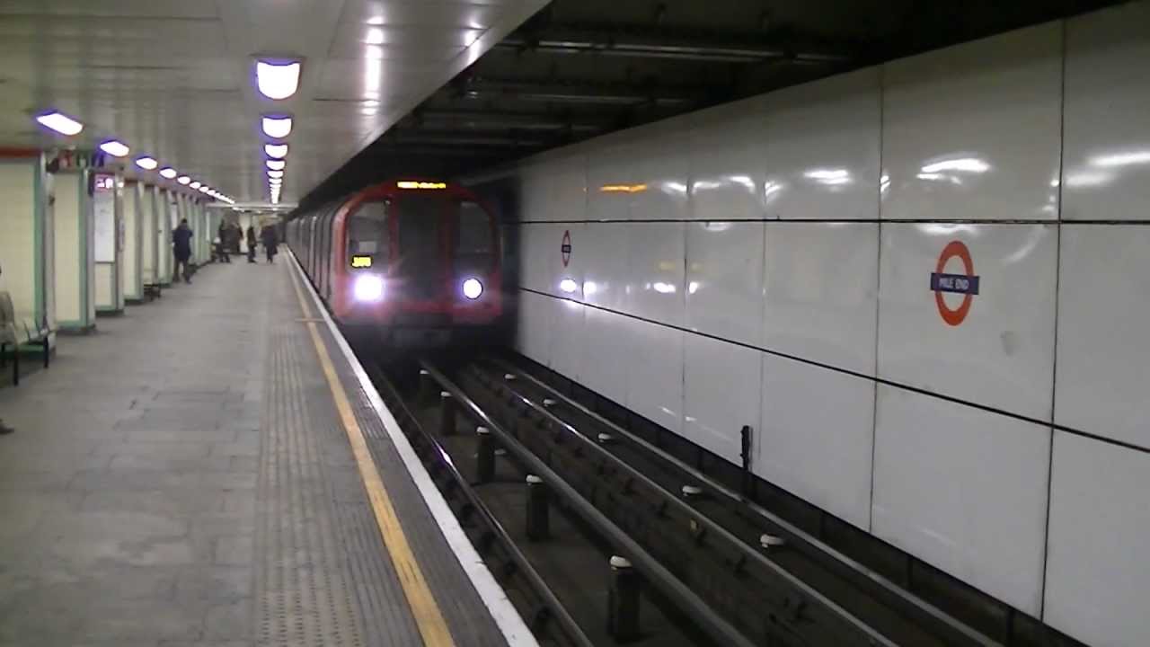 London Underground 1992 Stock 91429 and 91287 at Mile End - YouTube