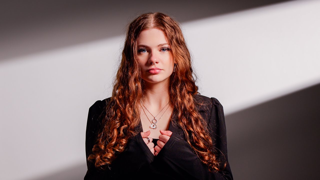 In the Spotlight | Canon R7 + RF 35mm Video Portrait - YouTube