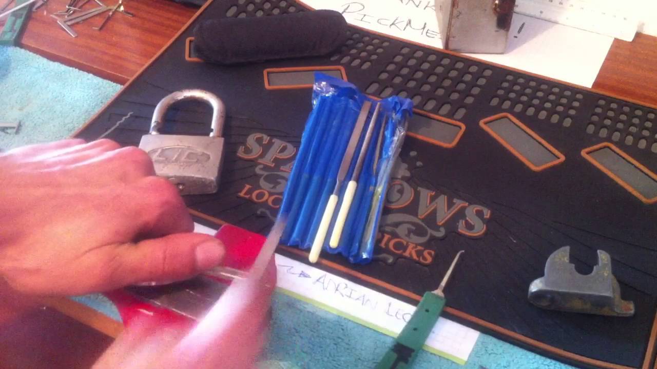 como hacer la llave a un candado - YouTube