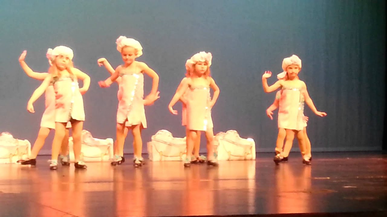 Splish splash Harper's in the bath dance - YouTube